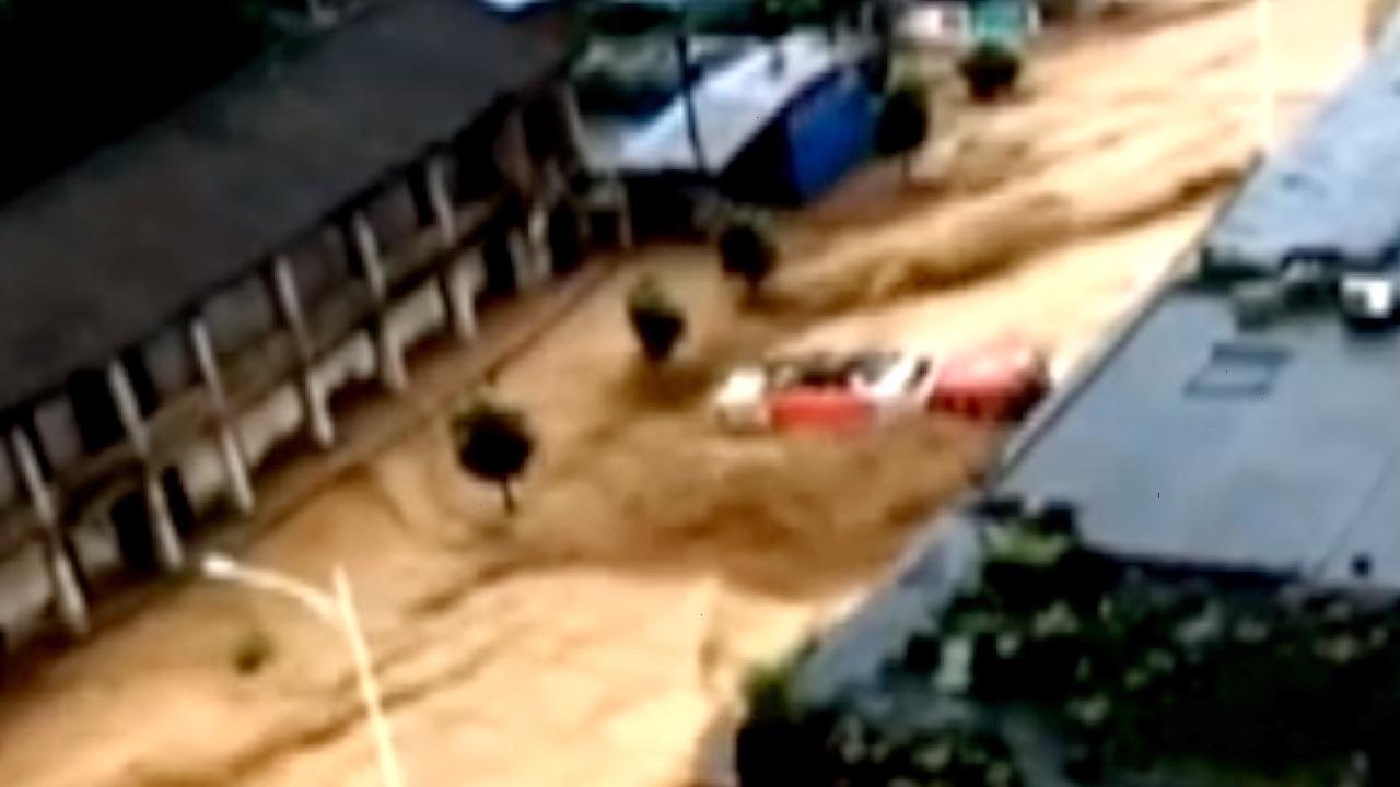 Driver turns fire truck with flood stream to stay safe in S China - CGTN