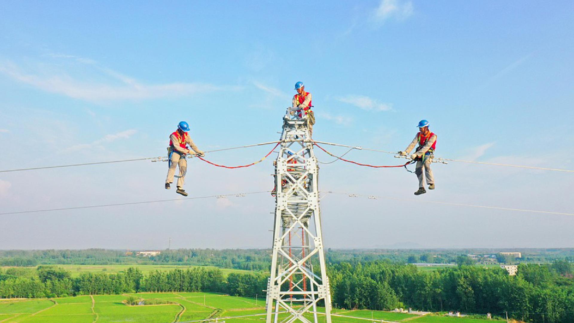Electrical tower climbers take mile-high lunch break - CGTN