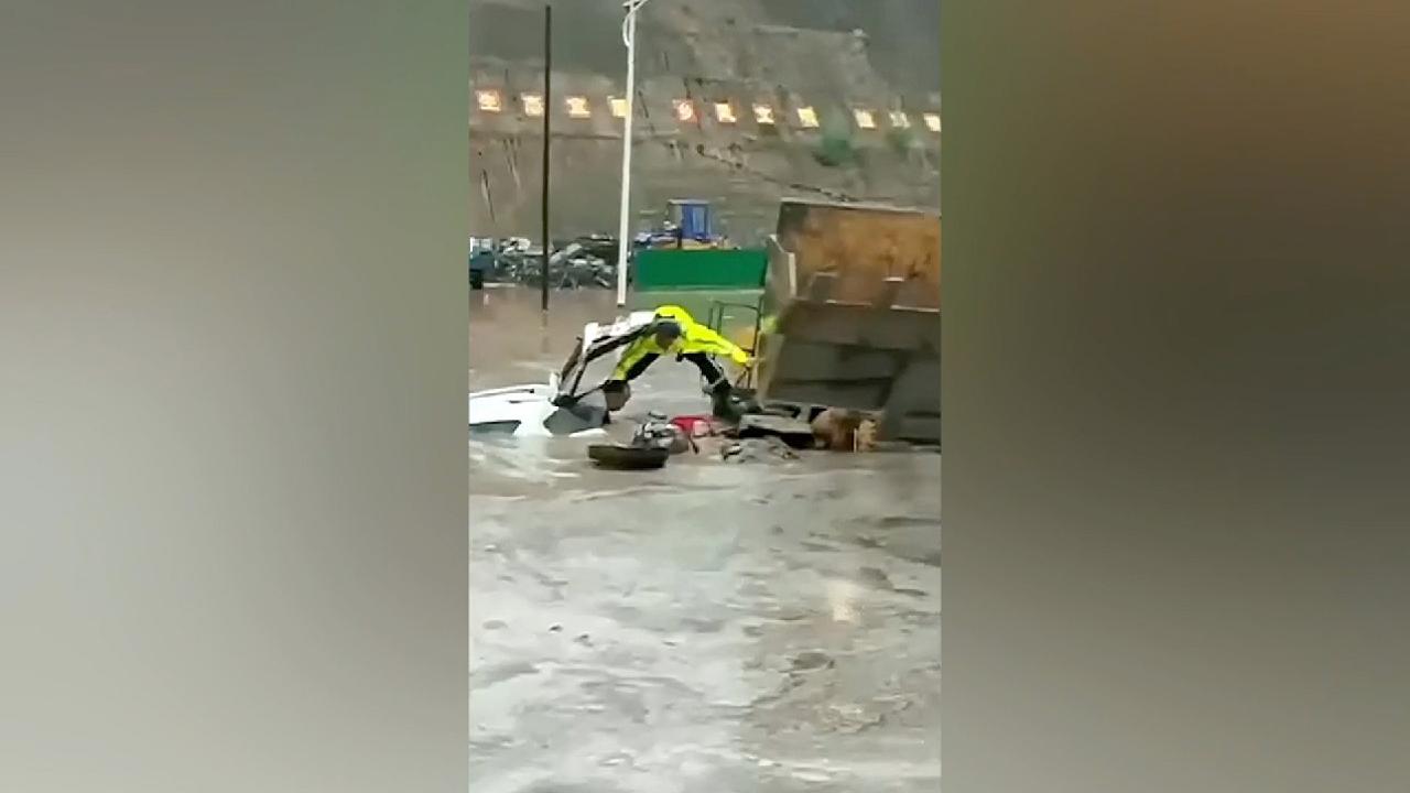 Heroic police officer saves motorists submerged in floodwaters - CGTN