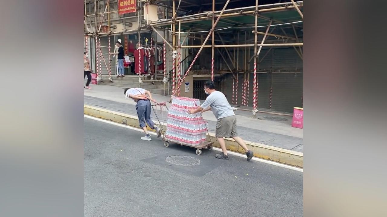 Kindhearted passerby helps push heavy load uphill - CGTN