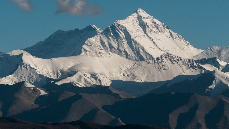 Live: Enjoy the magnificent view of the world's highest peak - CGTN