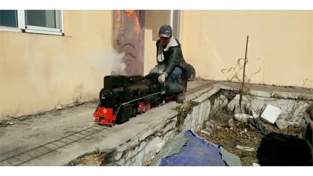 58-year-old Chinese man builds a 'manned' mini steam train - CGTN
