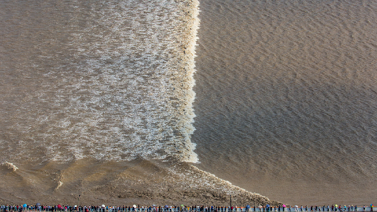 Live: Enjoy the fascinating view of the Qiantang River's tidal bore - CGTN