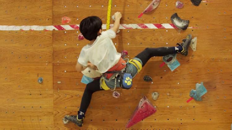 Check out this 10-year-old climbing enthusiast! - CGTN