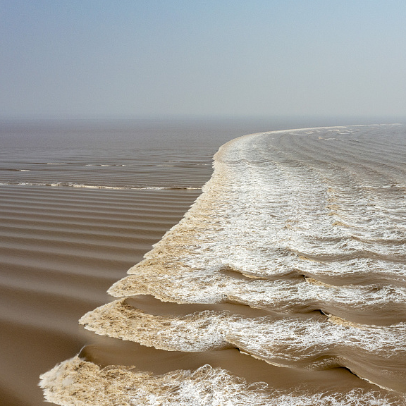 Live: Enjoy fascinating view of Qiantang River's tidal bore – Ep. 9 - CGTN