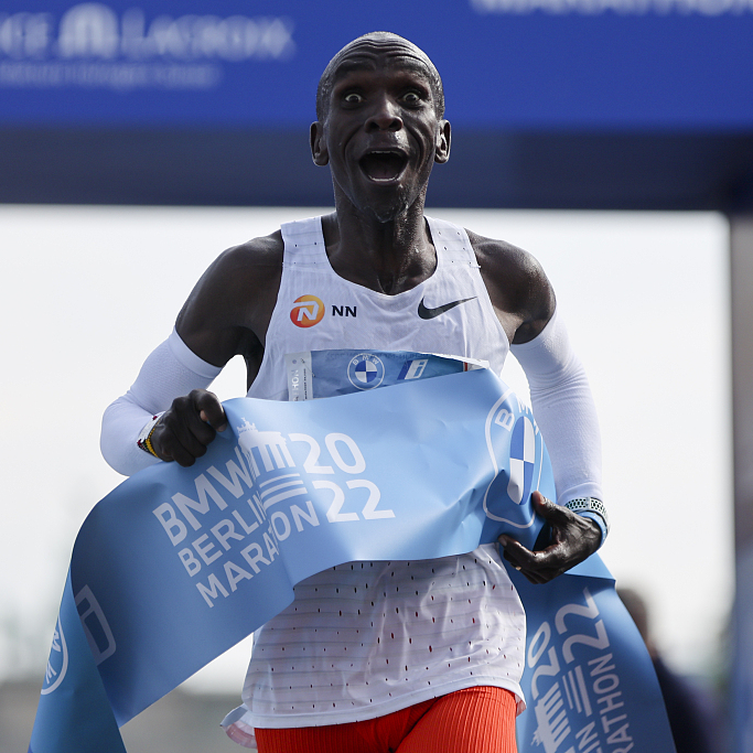 Eliud Kipchoge sets new marathon world record at 2:01:09 - CGTN
