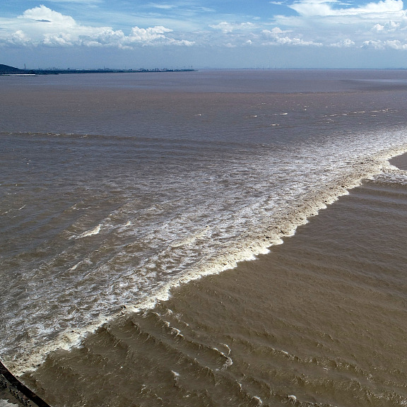 Live: Witness the bore tides of the Qiantang River in east China - CGTN