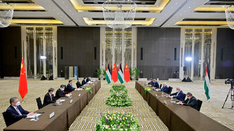 Xi meets with Palestinian President Mahmoud Abbas in Riyadh - CGTN