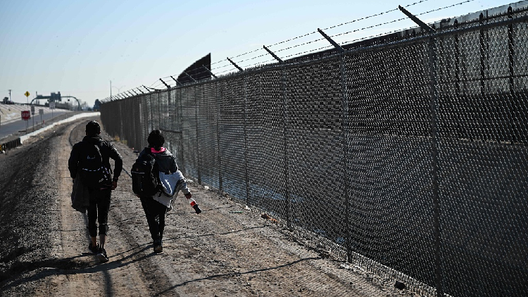 U.S. Supreme Court temporarily retains border curbs on migrants - CGTN