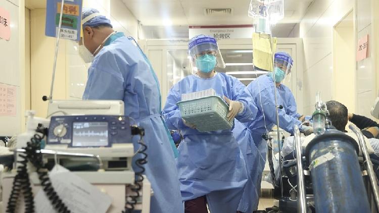 How do emergency wards in China cope with increasing COVID patients? - CGTN