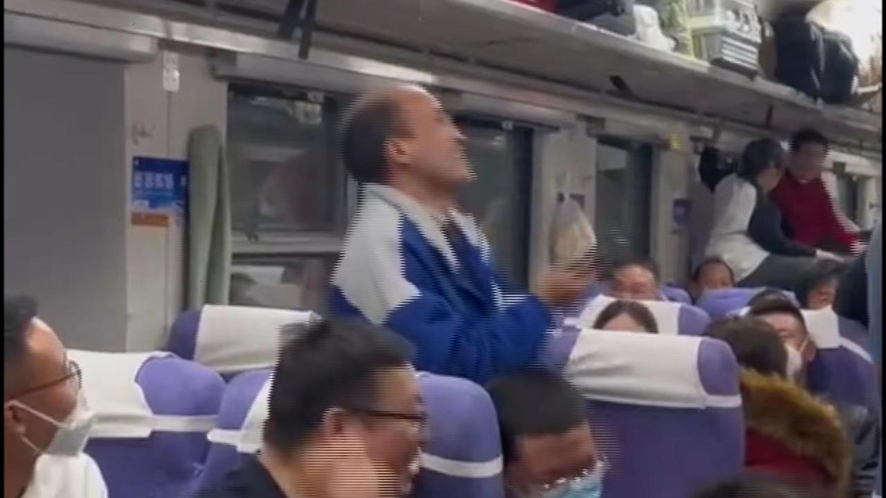 An uncle sings an impromptu song on the train home - CGTN