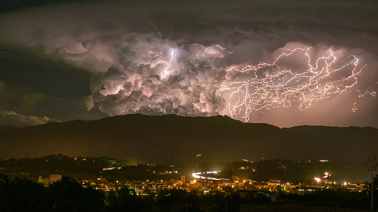 Scientists use laser to guide lightning bolt for first time - CGTN