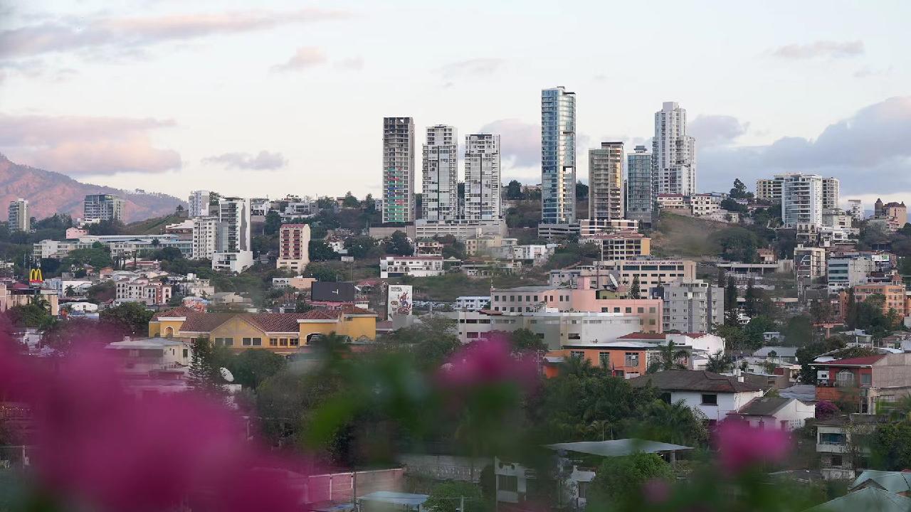 Live: Mellow sunset graces downtown Tegucigalpa, capital of Honduras - CGTN