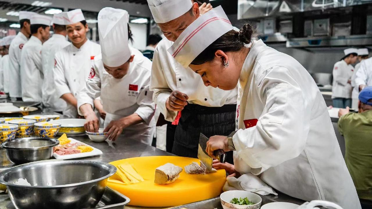 Int'l students invited to experience traditional food culture in Henan ...