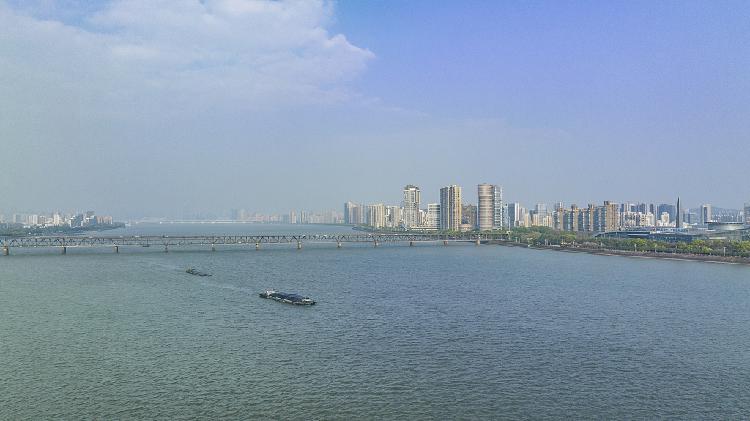 Live: A fascinating view of the Qiantang River in E China - CGTN