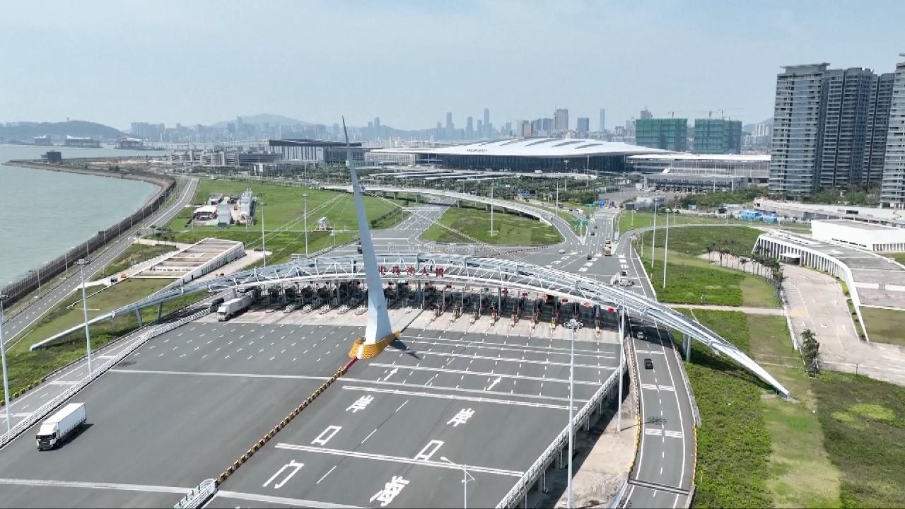 100,000 tourists at Hong Kong-Zhuhai-Macao Bridge - CGTN