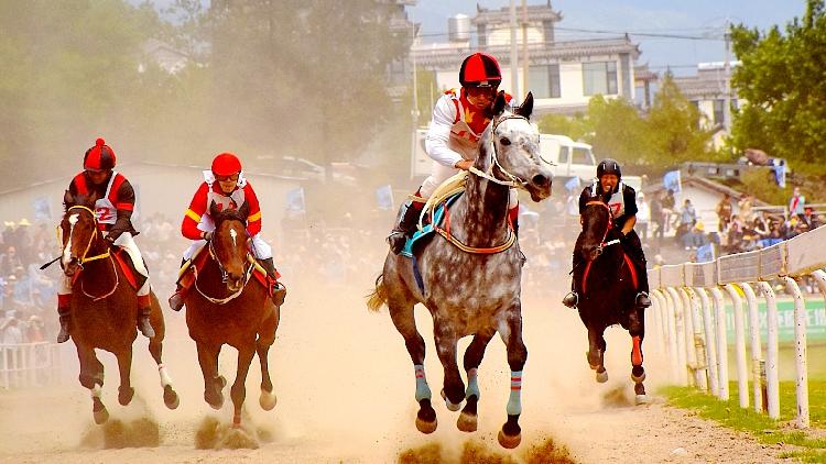 Horses hit track at 'Third Month Fair' race in Yunnan - CGTN