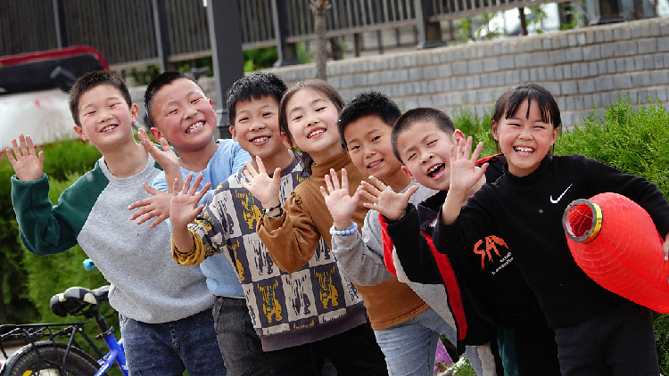 Smiling faces on camera to celebrate World Smile Day - CGTN