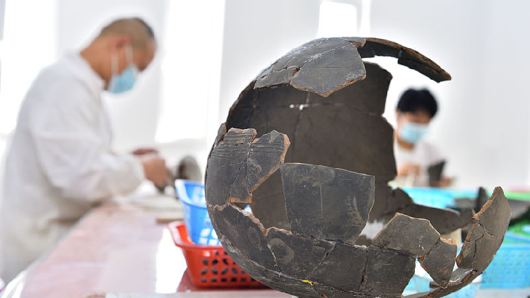 Experts restore cultural relics in Hubei - CGTN