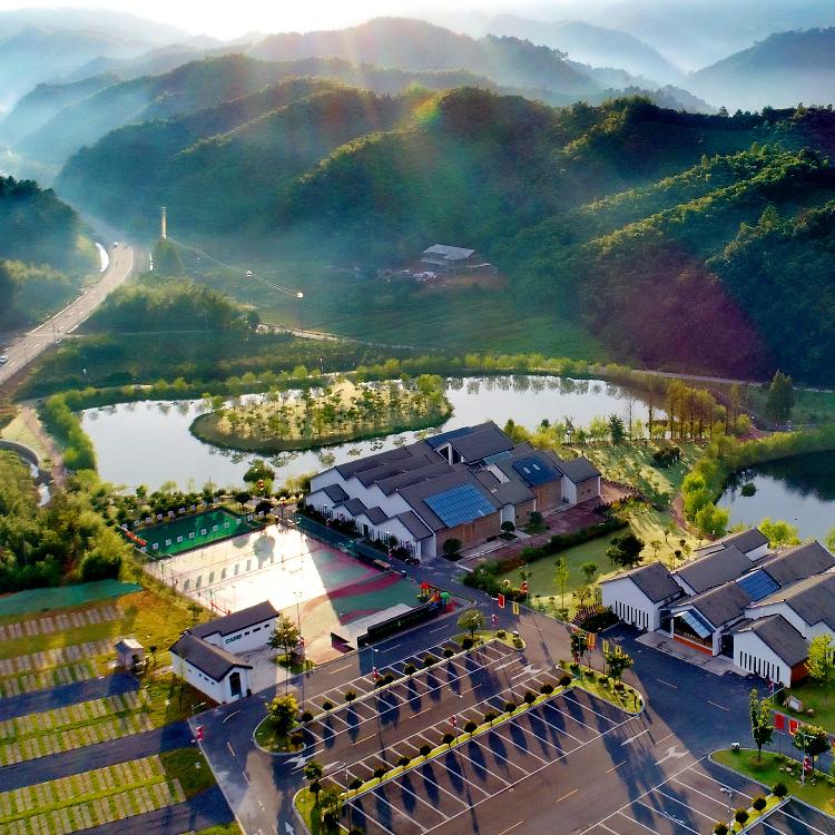 Live: Train tour of thriving Lujia Village in Zhejiang Province, China ...