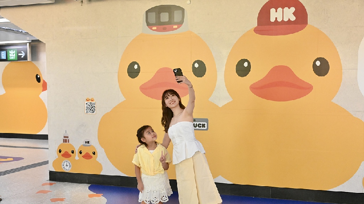 Rubber duck artworks hit Hong Kong MTR stations - CGTN