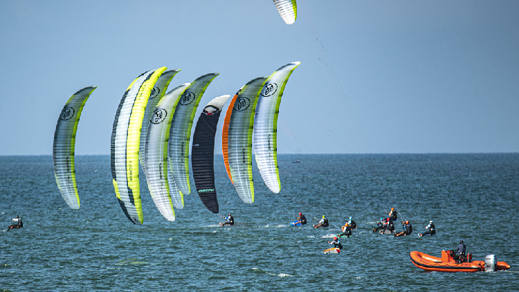 Tourists enjoy kiteboarding in Hainan - CGTN