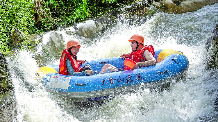 Tourists enjoy river drifting to beat summer heat - CGTN
