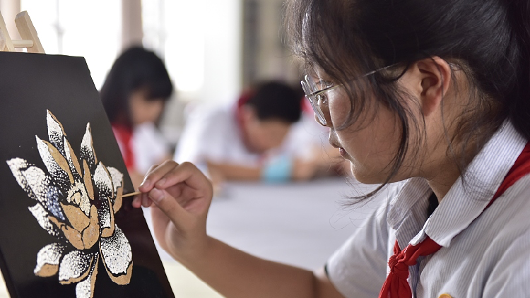 Eggshell paintings exhibit at school - CGTN