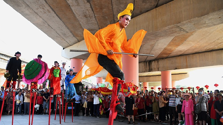 Stilt-walking performance draws crowds in Fujian - CGTN