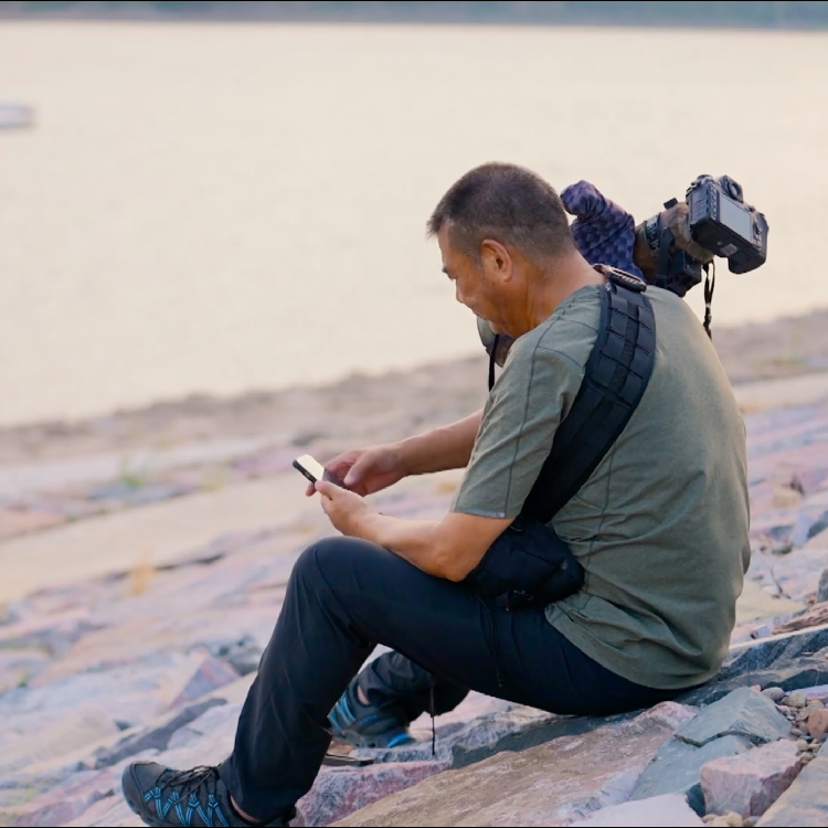 Yang He: a photographer and follower of Yangtze finless porpoises - CGTN