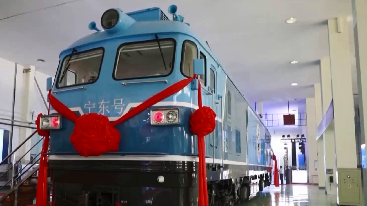 China unveils nation's first converted hydrogen-powered locomotive - CGTN
