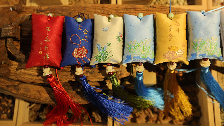 Craftspeople prepare traditional sachets to welcome Duanwu Festival - CGTN