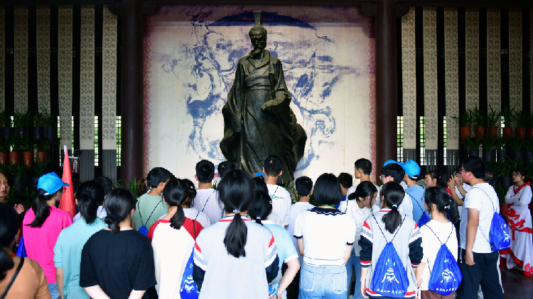 Students pay tribute to patriotic poet Qu Yuan in Hubei - CGTN