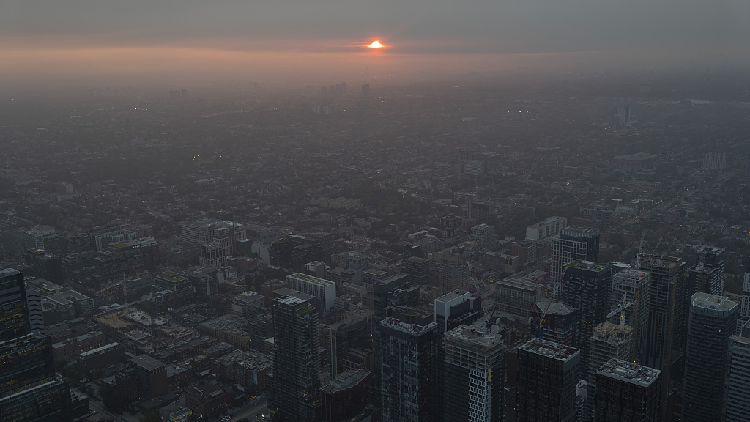 Smoke from wildfires cloud Toronto skyline, worsens air quality - CGTN