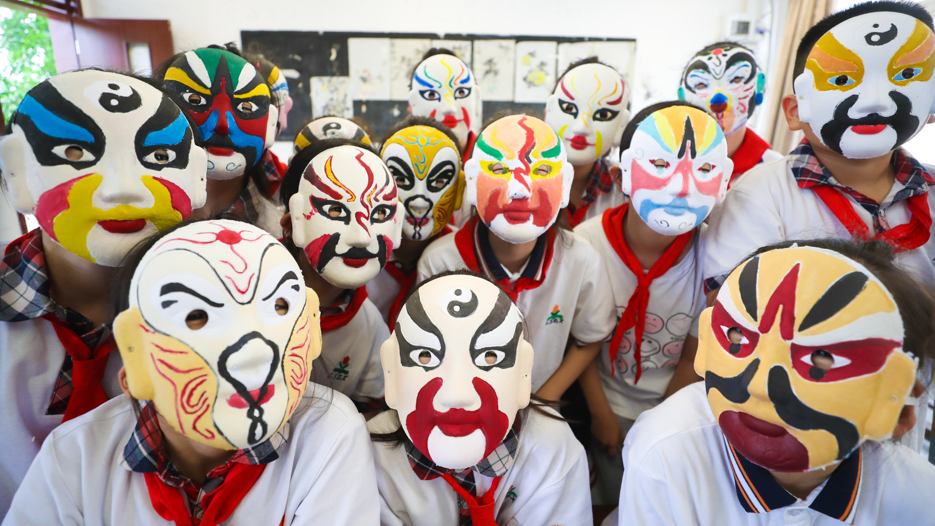 Pupils learn to paint Peking Opera face masks - CGTN