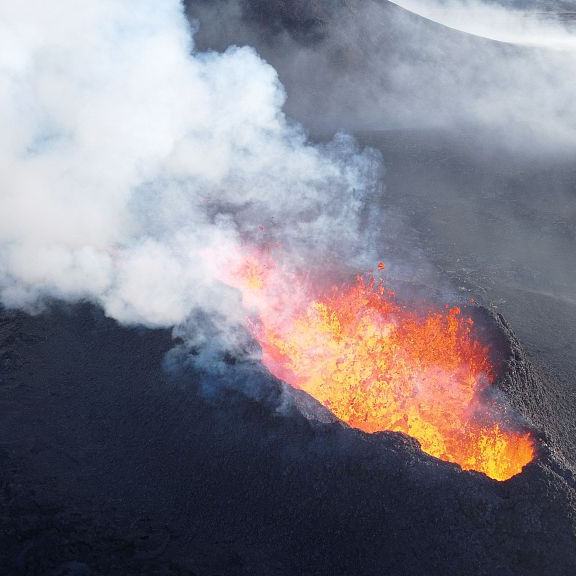 Live: Ongoing volcanic eruption near Reykjavik, Iceland - CGTN