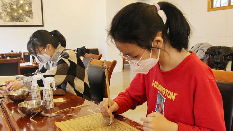 Students learn restoration of cultural relics in Jinan - CGTN