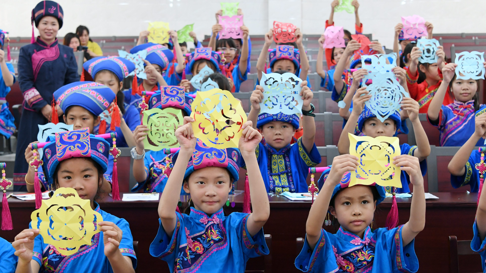 Students learn traditional Mulao papercutting skills - CGTN