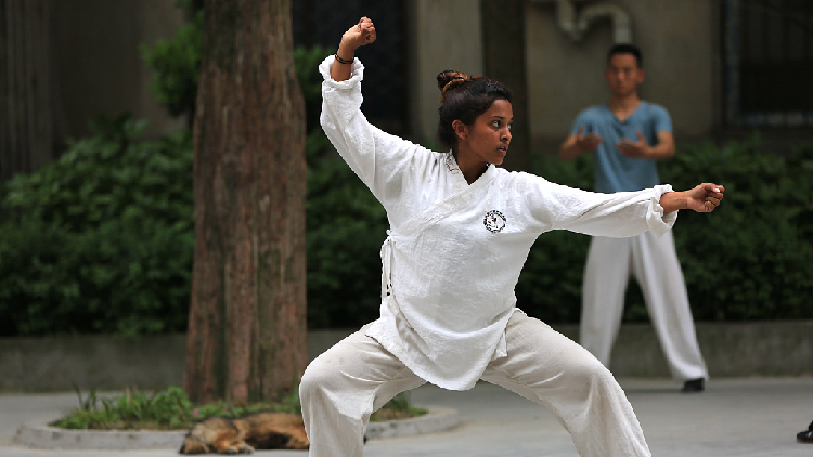 Indian girl learns Tai Chi in Wudang Mountain - CGTN