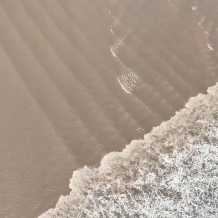 Qiantang tidal bore in east China reaches peak, wowing visitors - CGTN