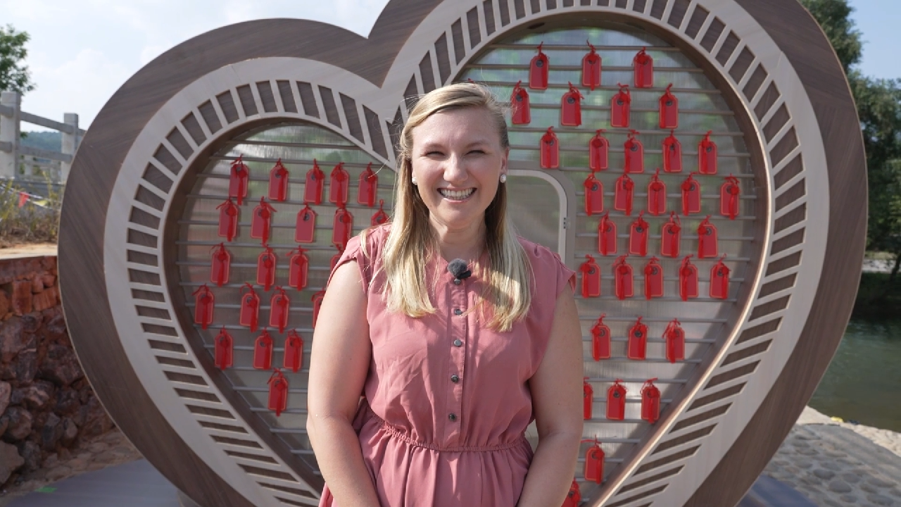 Love confessions under an ancient tree - CGTN