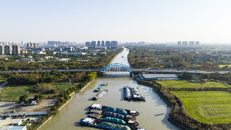 Live: A bird's-eye view of the Jinghang Grand Canal in Zhejiang, China ...