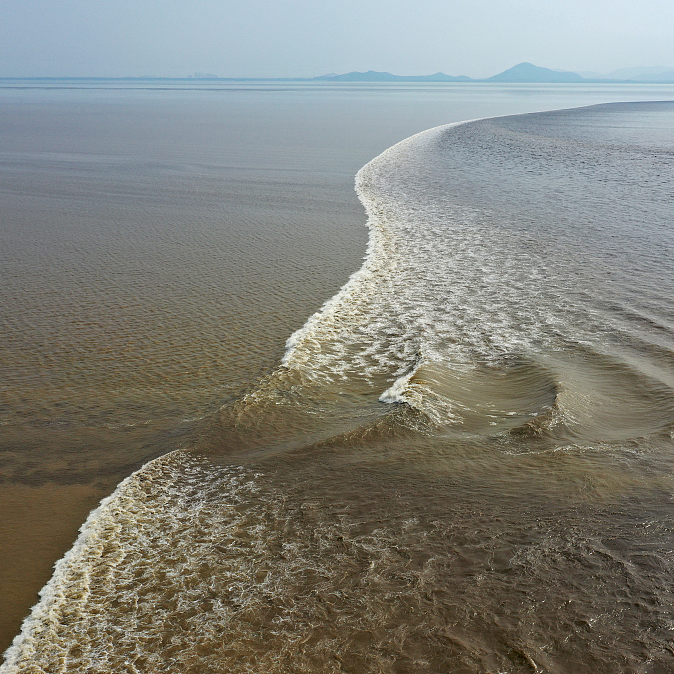 Live: Witness the bore tides of the Qiantang River in east China - CGTN