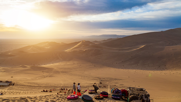Live: Sand sliding in northwest China's Gansu Province - CGTN