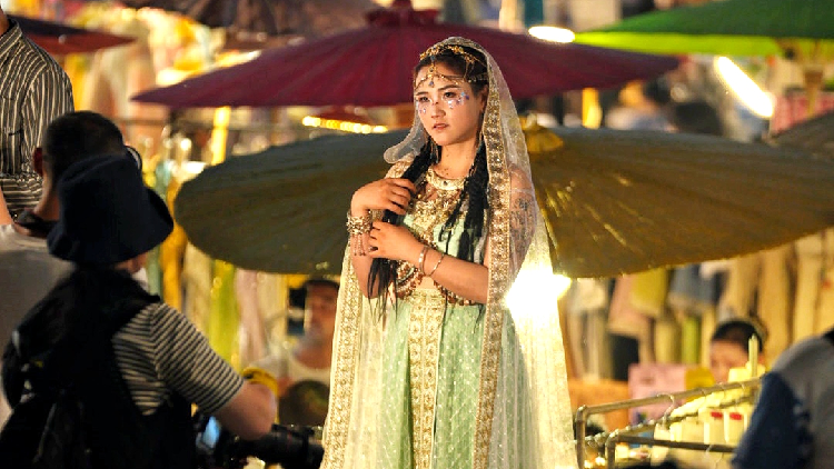 Strike a pose at a popular night market in Xishuangbanna - CGTN