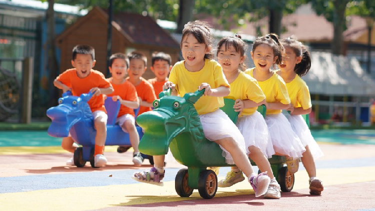 China supports military personnel in childbirth and child-rearing - CGTN