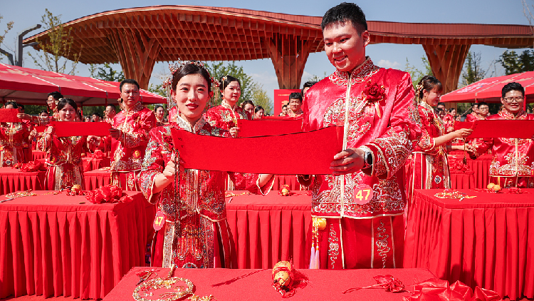 A hundred couples attend traditional Chinese group wedding ceremony - CGTN