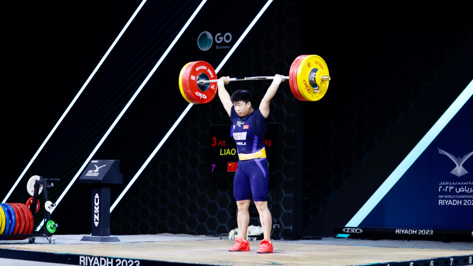 China's Liao Guifang breaks two weightlifting world records - CGTN
