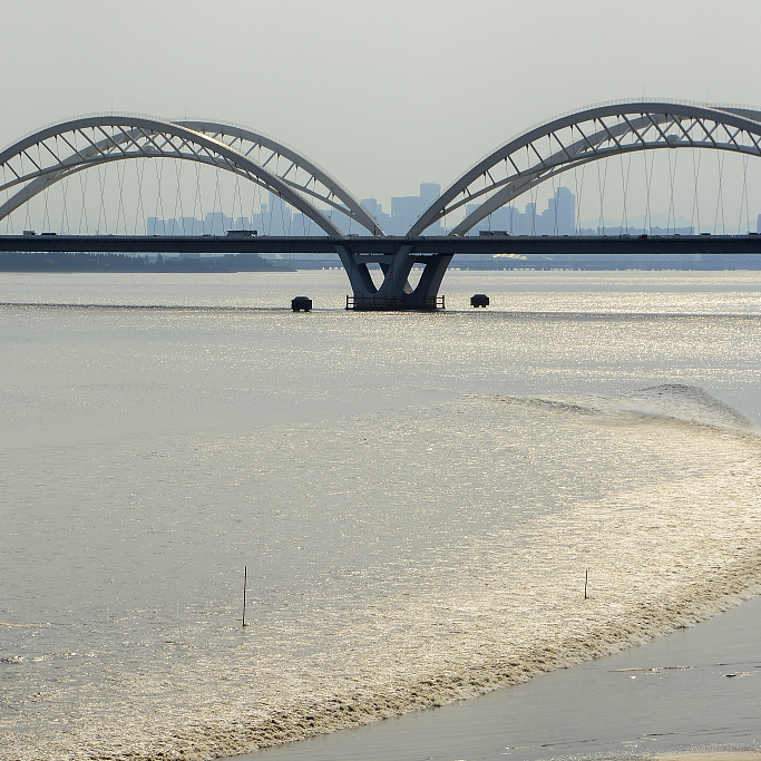 Live: Witness the bore tides of the Qiantang River in east China - CGTN