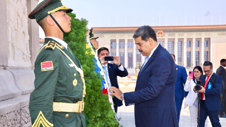 Venezuelan president lays wreath at Monument to People's Heroes - CGTN